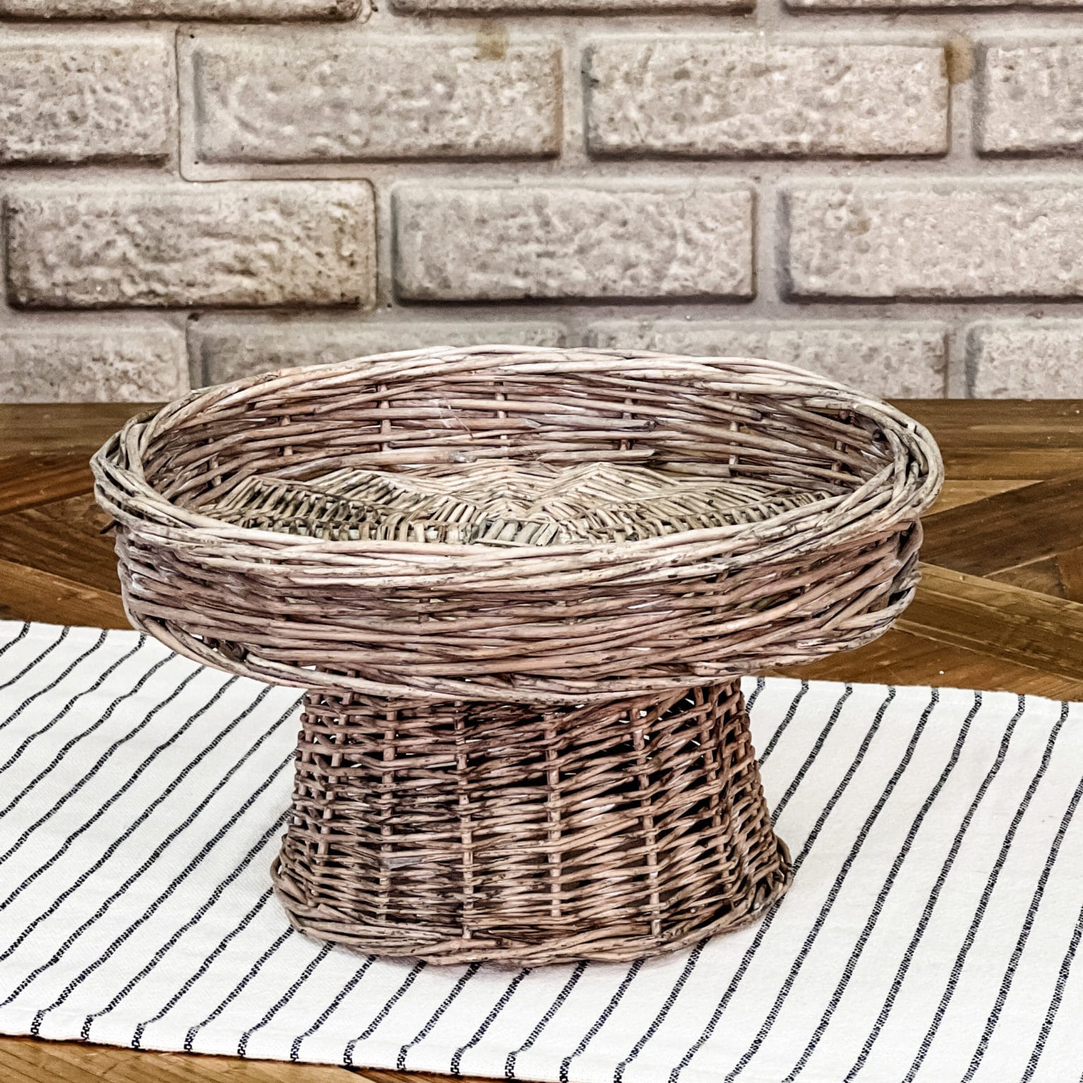 Round Willow Riser - Piper Classics