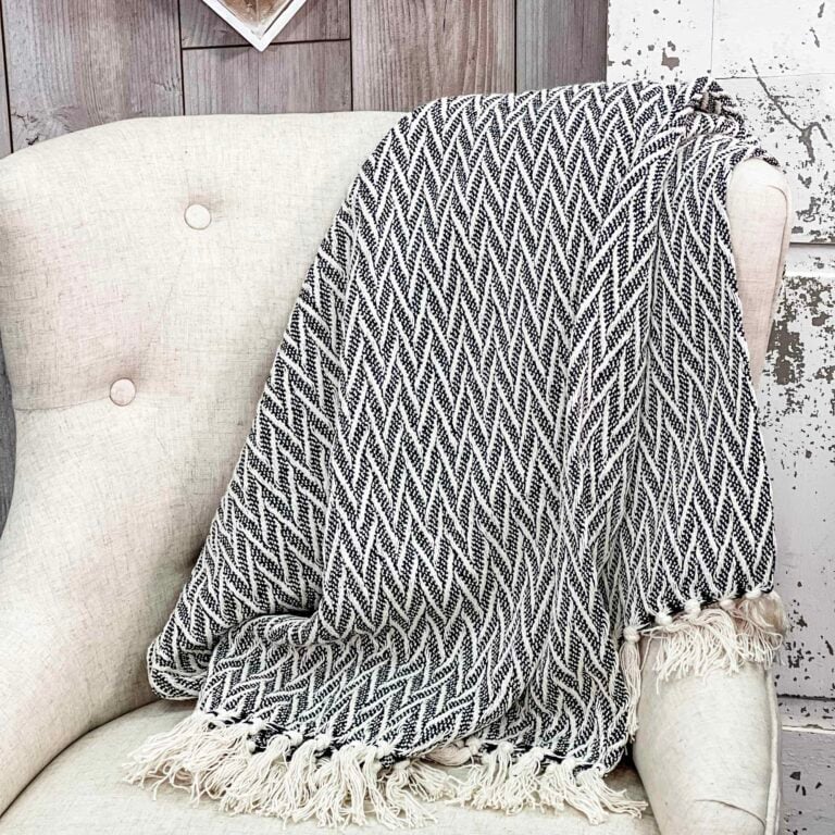 Country & Farmhouse Style Quilted and Woven Throw Blankets